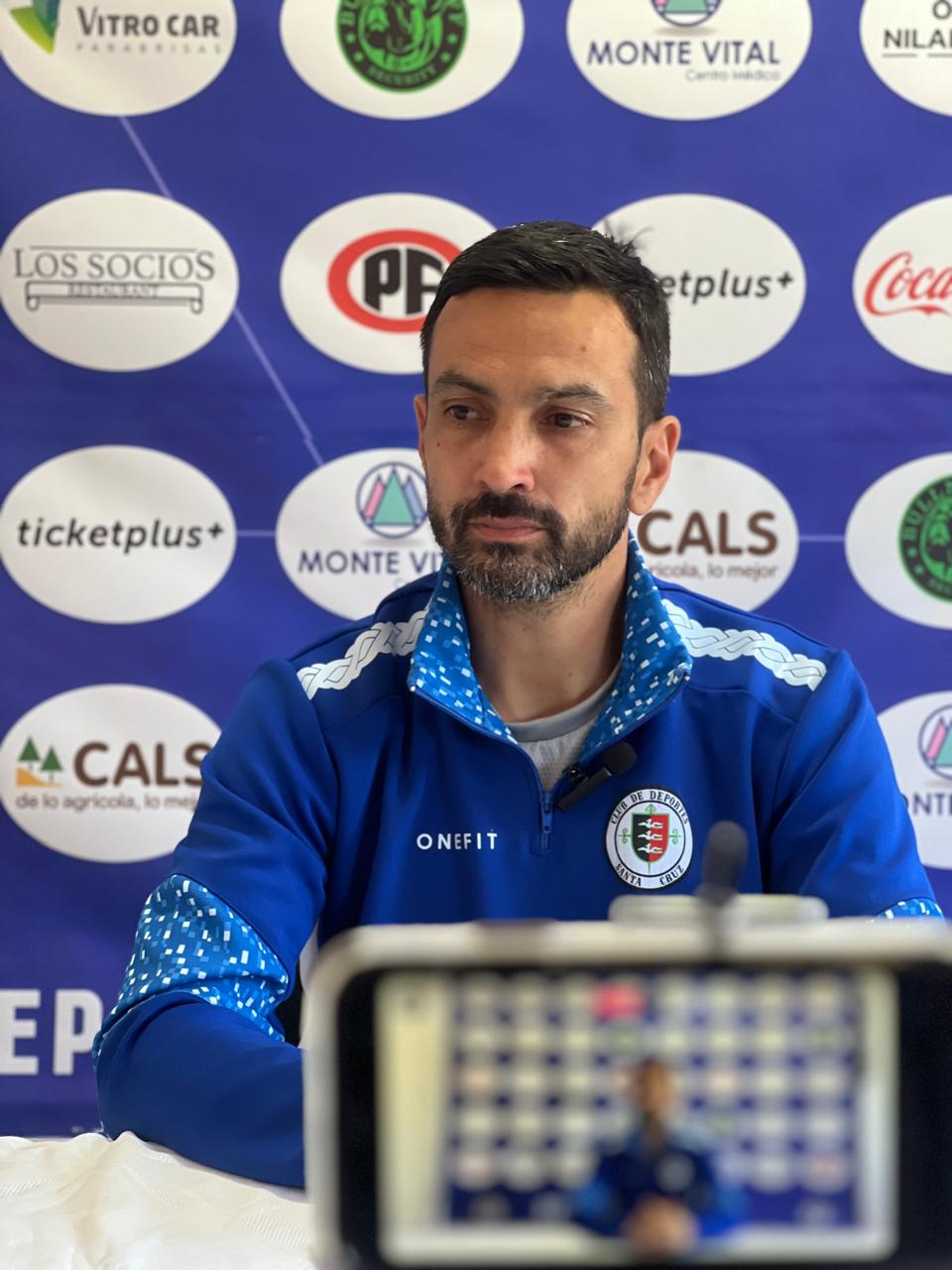 Felipe Núñez, DT Deportes Santa Cruz, antes del encuentro frente a ...